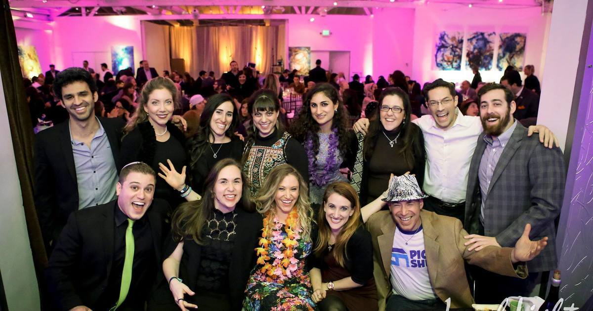 Pico Shul - It Feels Good To Give